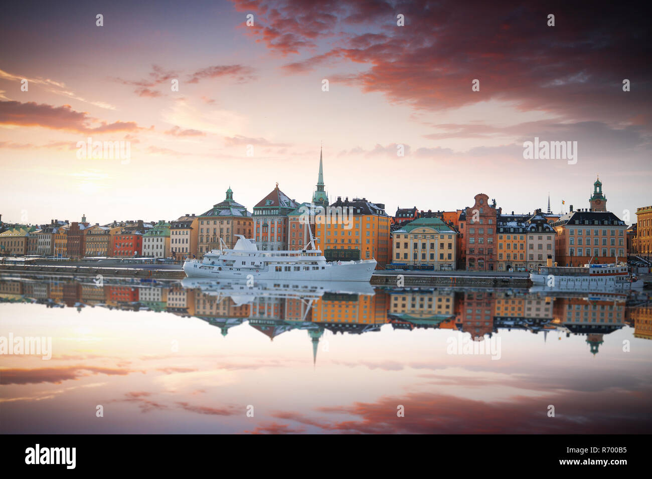 Stockholm city skyline night day hi-res stock photography and images ...