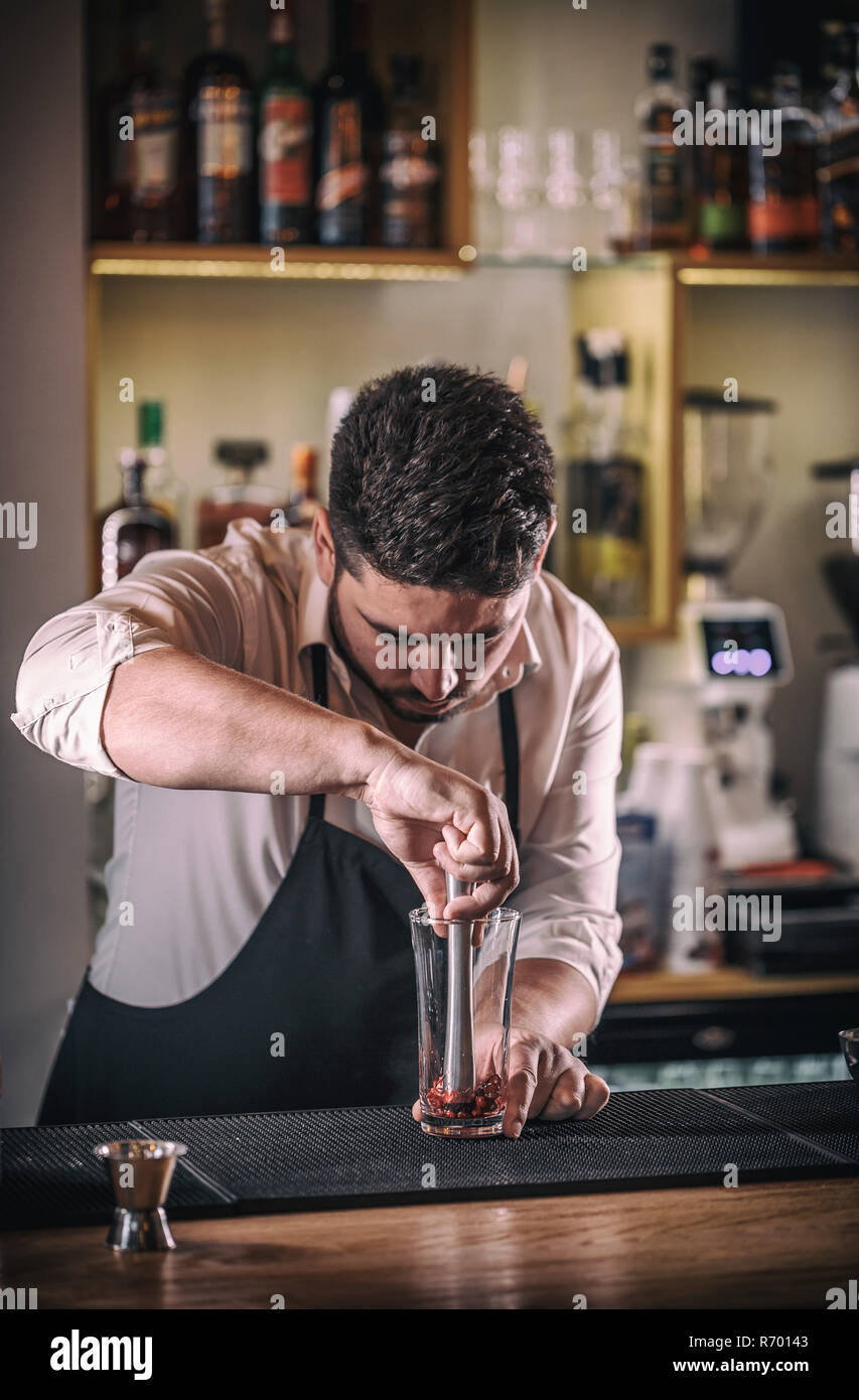 Professional bartender prepare cocktail Stock Photo - Alamy