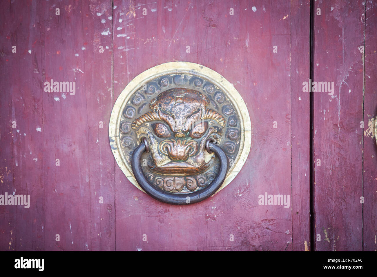 Buddhist temple door Stock Photo - Alamy
