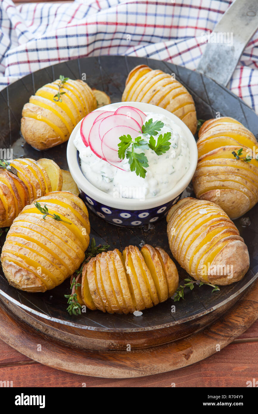 Hasselbackkartoffeln hi-res stock photography and images - Alamy