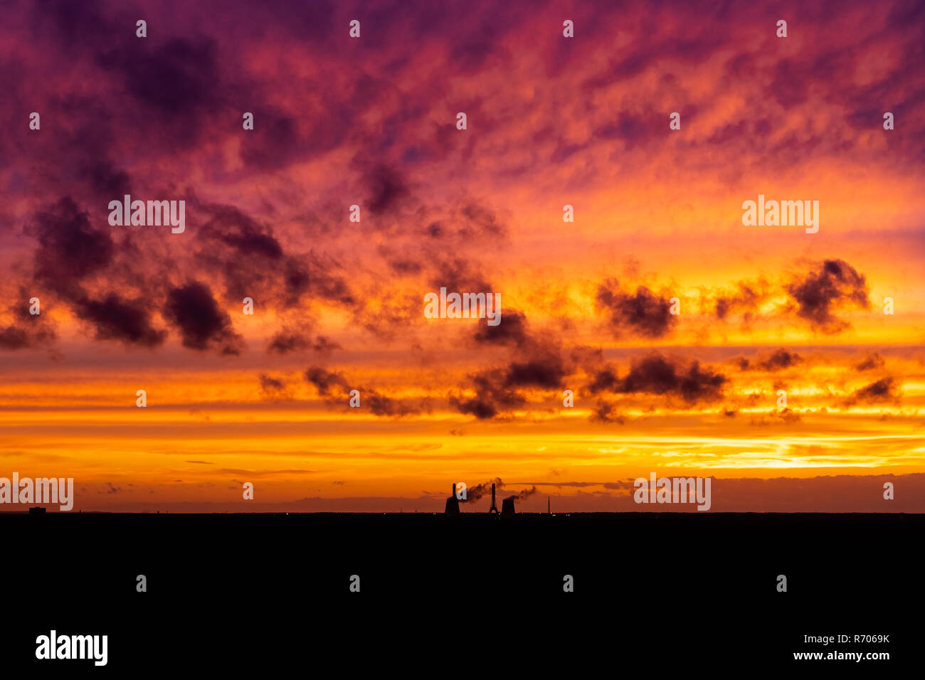 Yellow sky hi-res stock photography and images - Alamy
