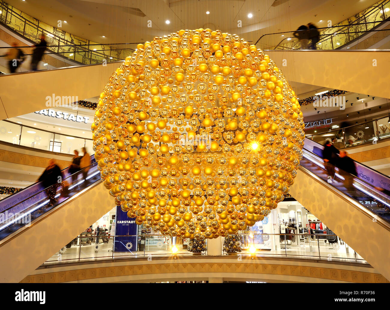 Essen, Germany. 06th Dec, 2018. View into a Christmas decorated ...