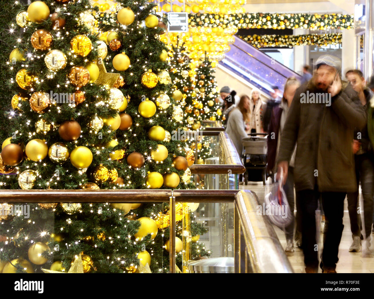Essen, Germany. 06th Dec, 2018. View into a Christmas decorated ...
