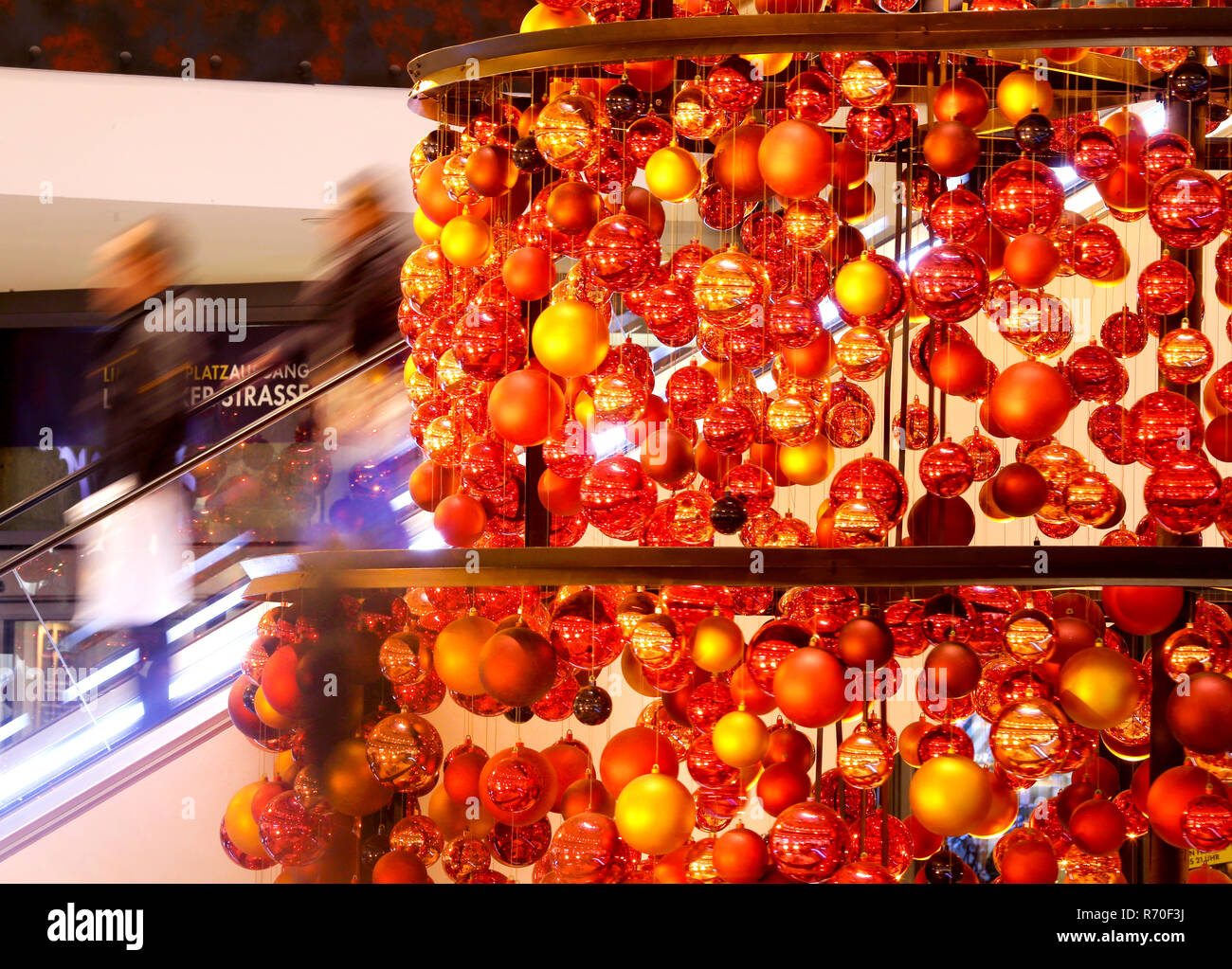 Essen, Germany. 06th Dec, 2018. View into a Christmas decorated ...