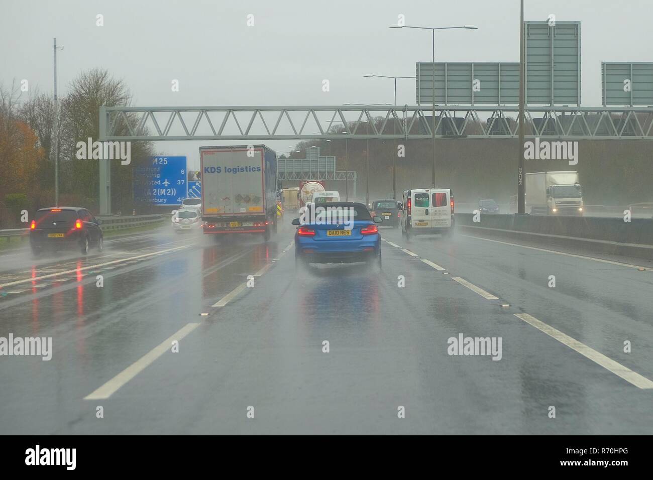 London, UK. 07th Dec, 2018. UK Weather: Heavy downpours of rain making ...