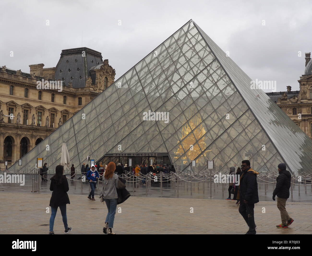 07 December 2018, France (France), Paris: No visitors stand in front of ...