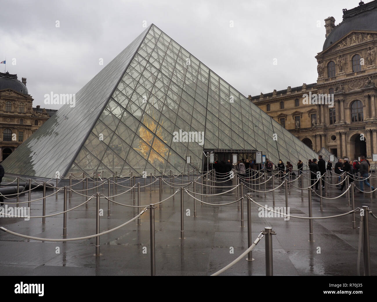 07 December 2018, France (France), Paris: Hardly any visitors stand in ...