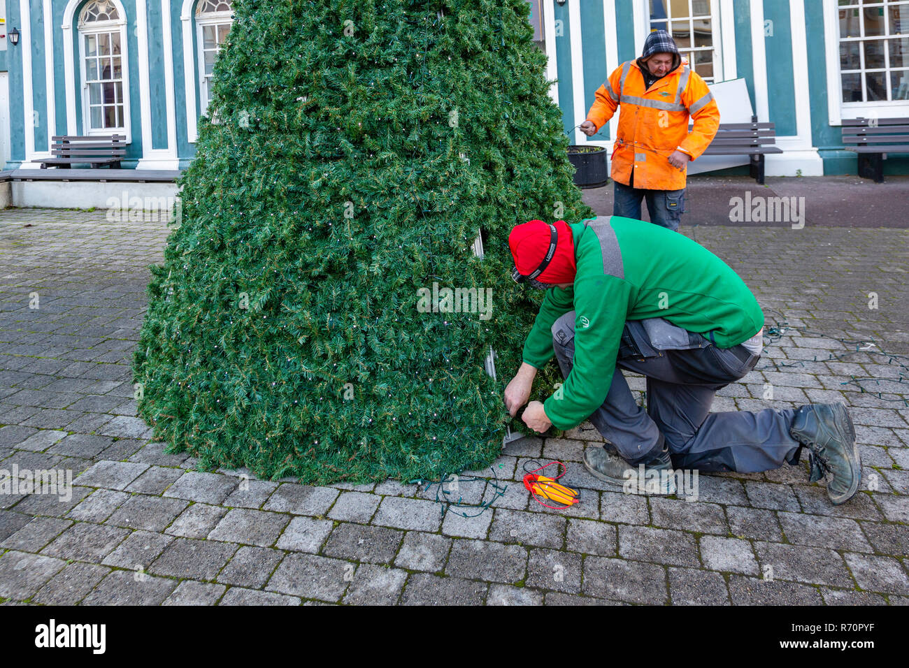 Erecting a christmas tree hi-res stock photography and images - Alamy