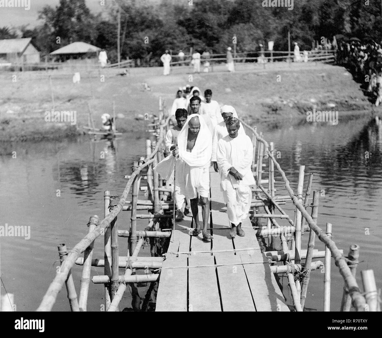 Mahatma gandhi walking with stick hi-res stock photography and images ...