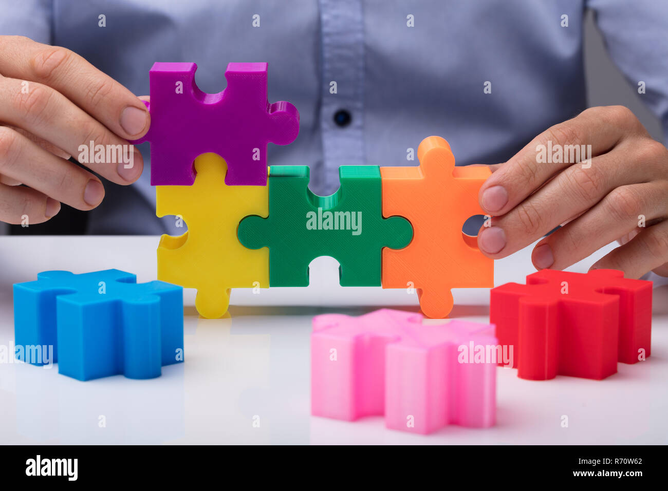 Hand businessman connecting jigsaw hi-res stock photography and images ...