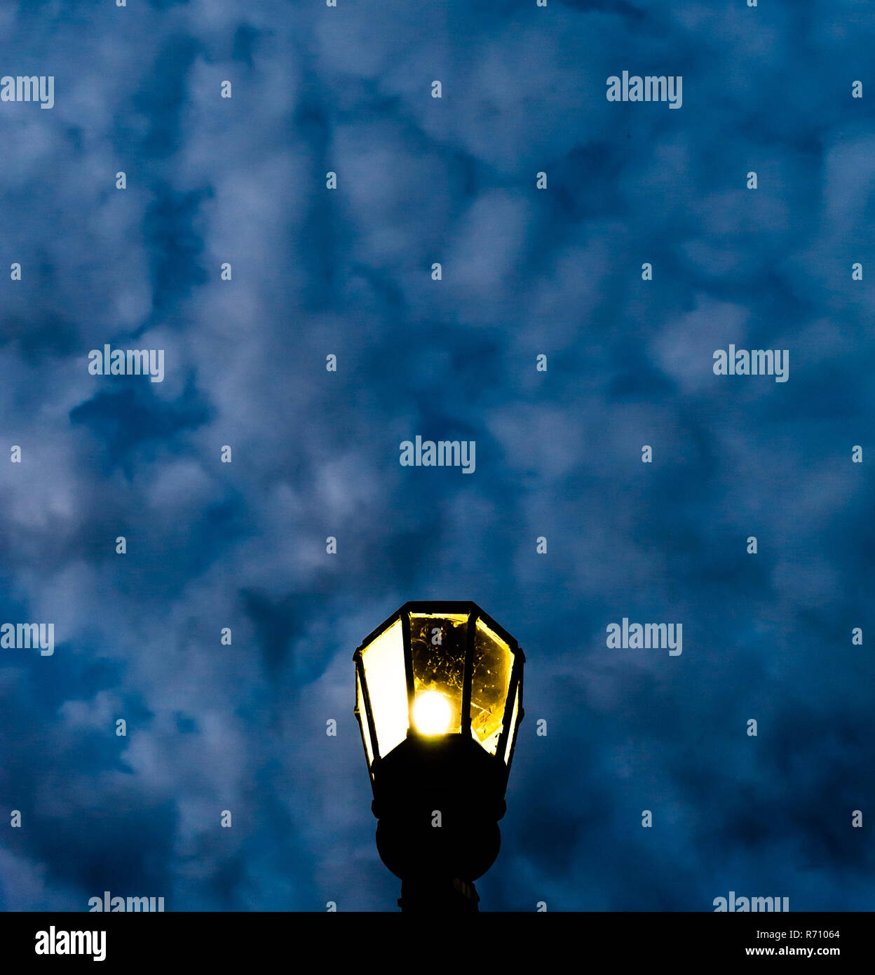 Dirty streetlamp lamp streetlight hi-res stock photography and images ...