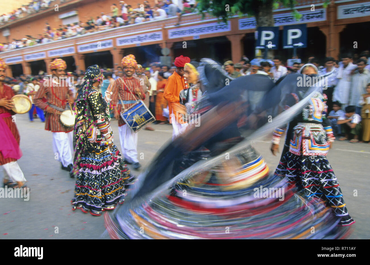 Traditional indian dancing jaipur hi-res stock photography and images ...