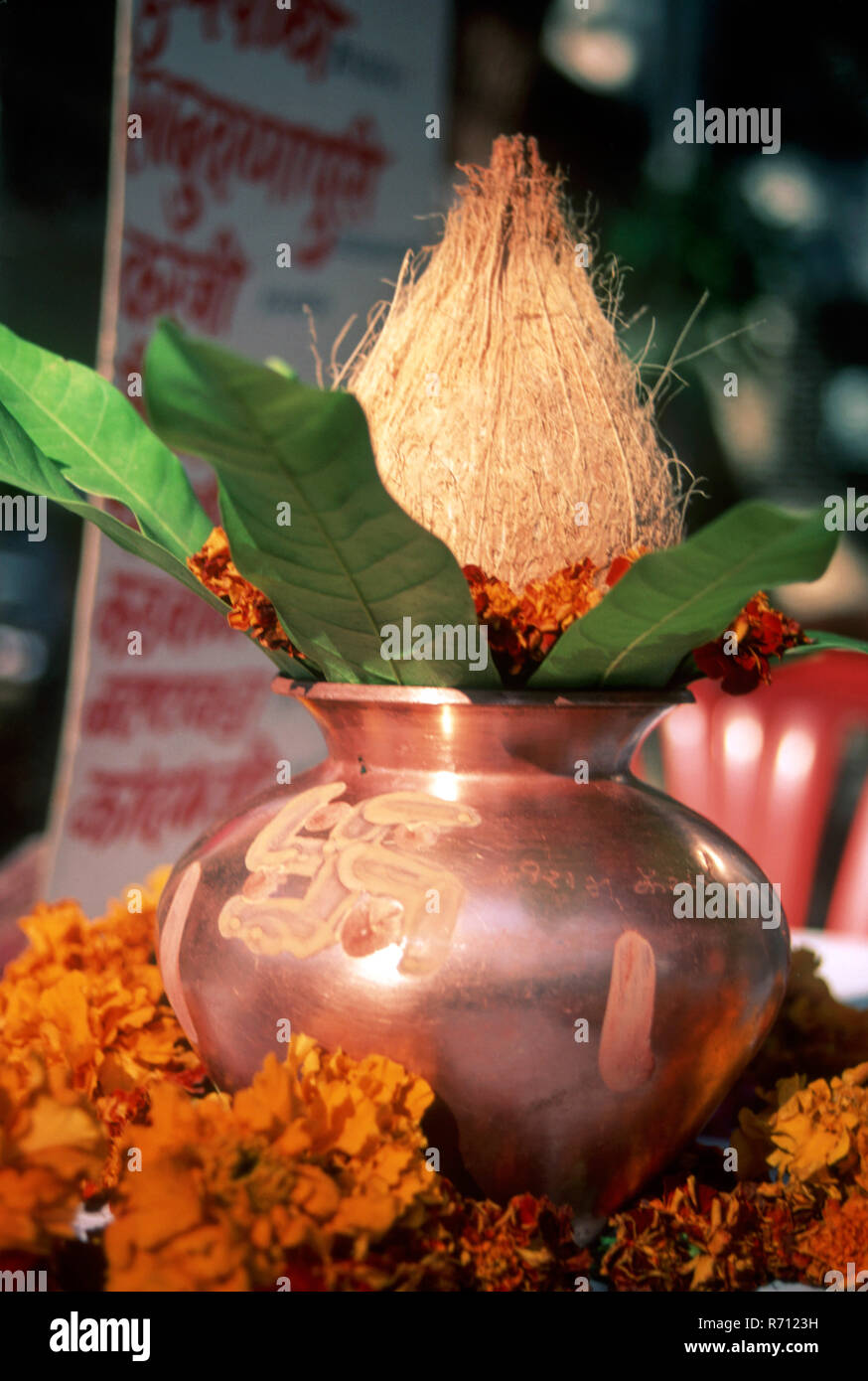 Kumbh kalash hi-res stock photography and images - Alamy