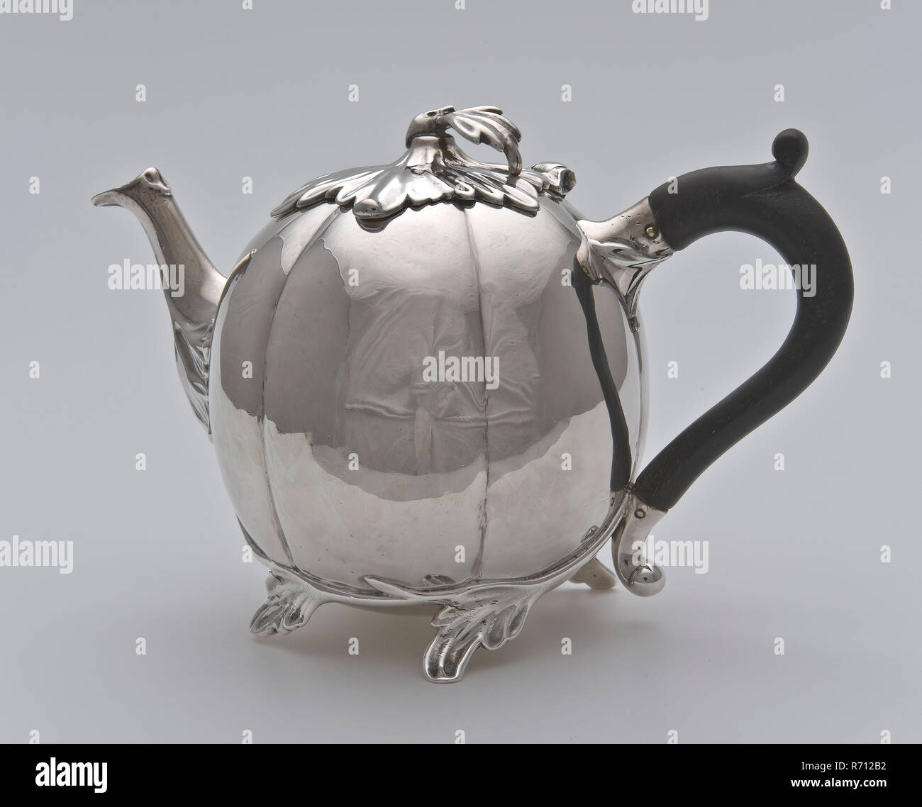 Silversmith: Douwe Eysma, Small silver teapot with wooden handle, in ...