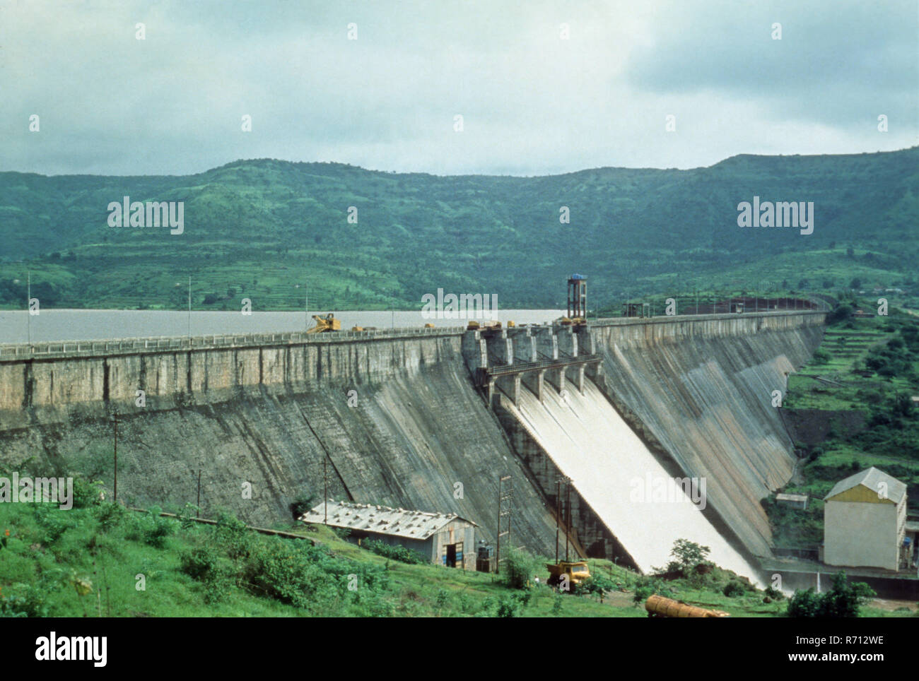 Overflowing dam wall hi-res stock photography and images - Alamy