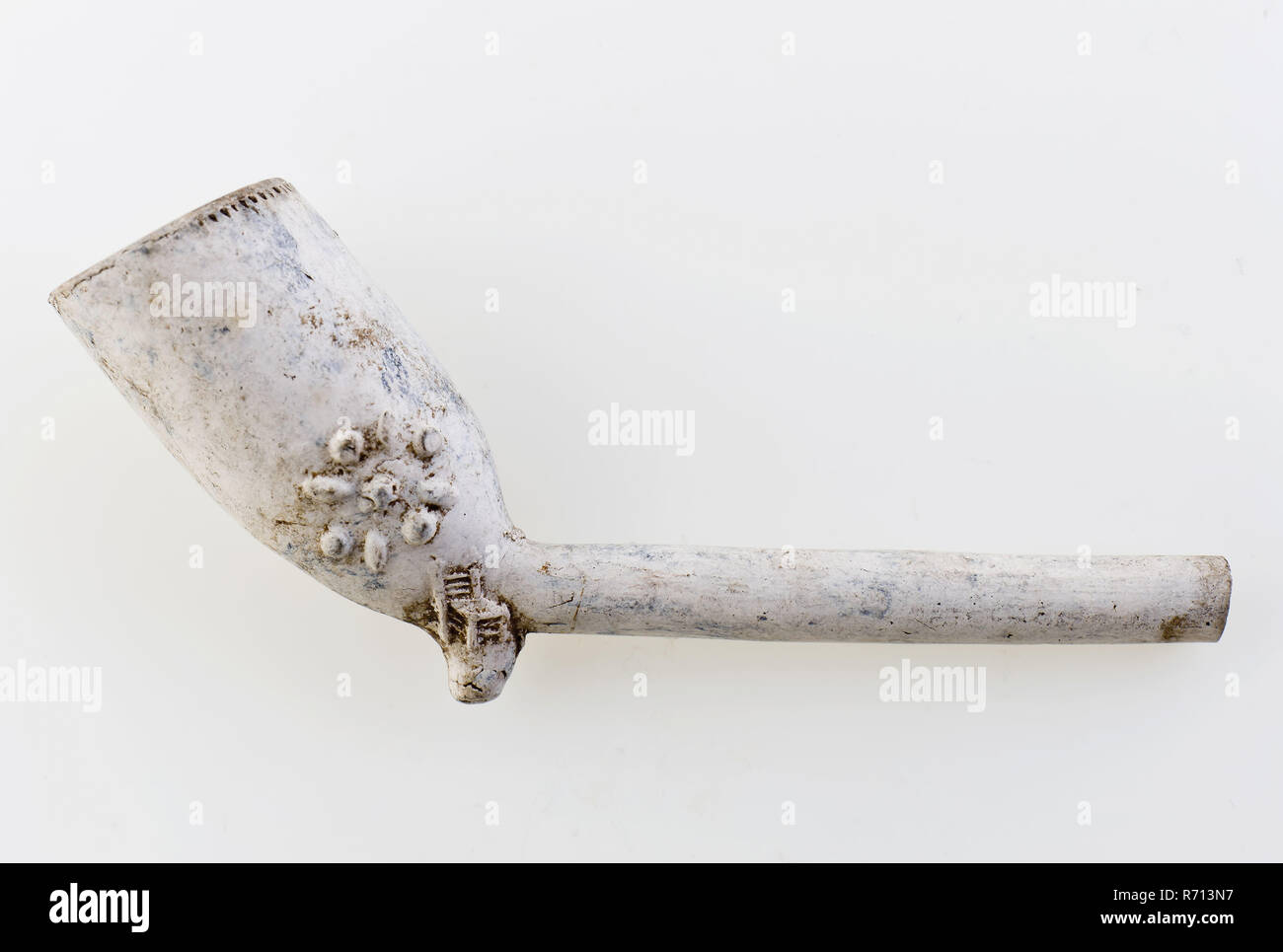 Clay pipe with embossed two stylized tudor roses on the kettle and ...
