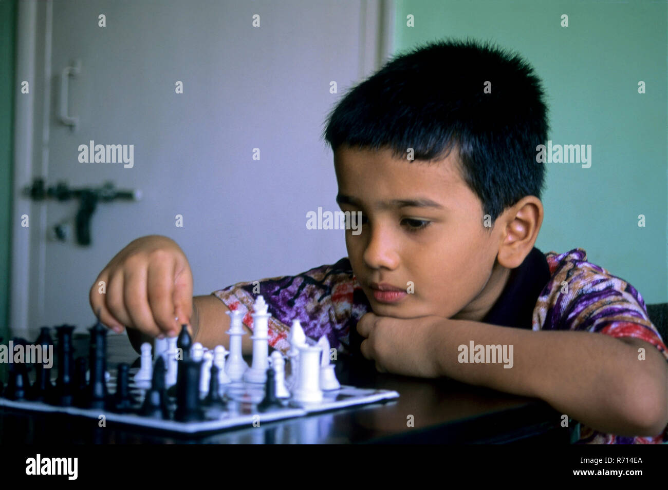 Children playing chess india hi-res stock photography and images - Alamy
