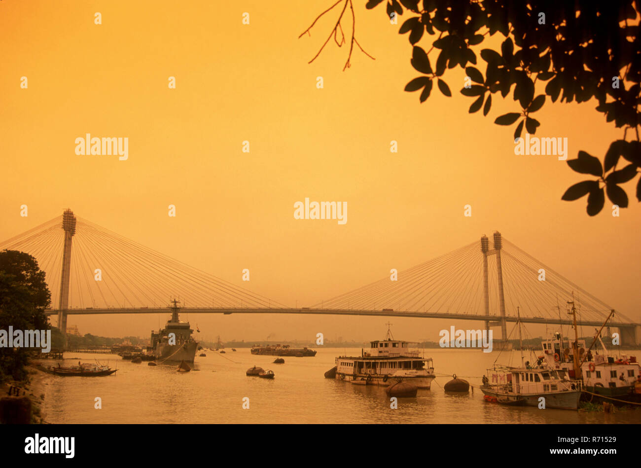 New Howrah bridge (Vidyasagar Setu) on Hooghly river in Calcutta, West ...