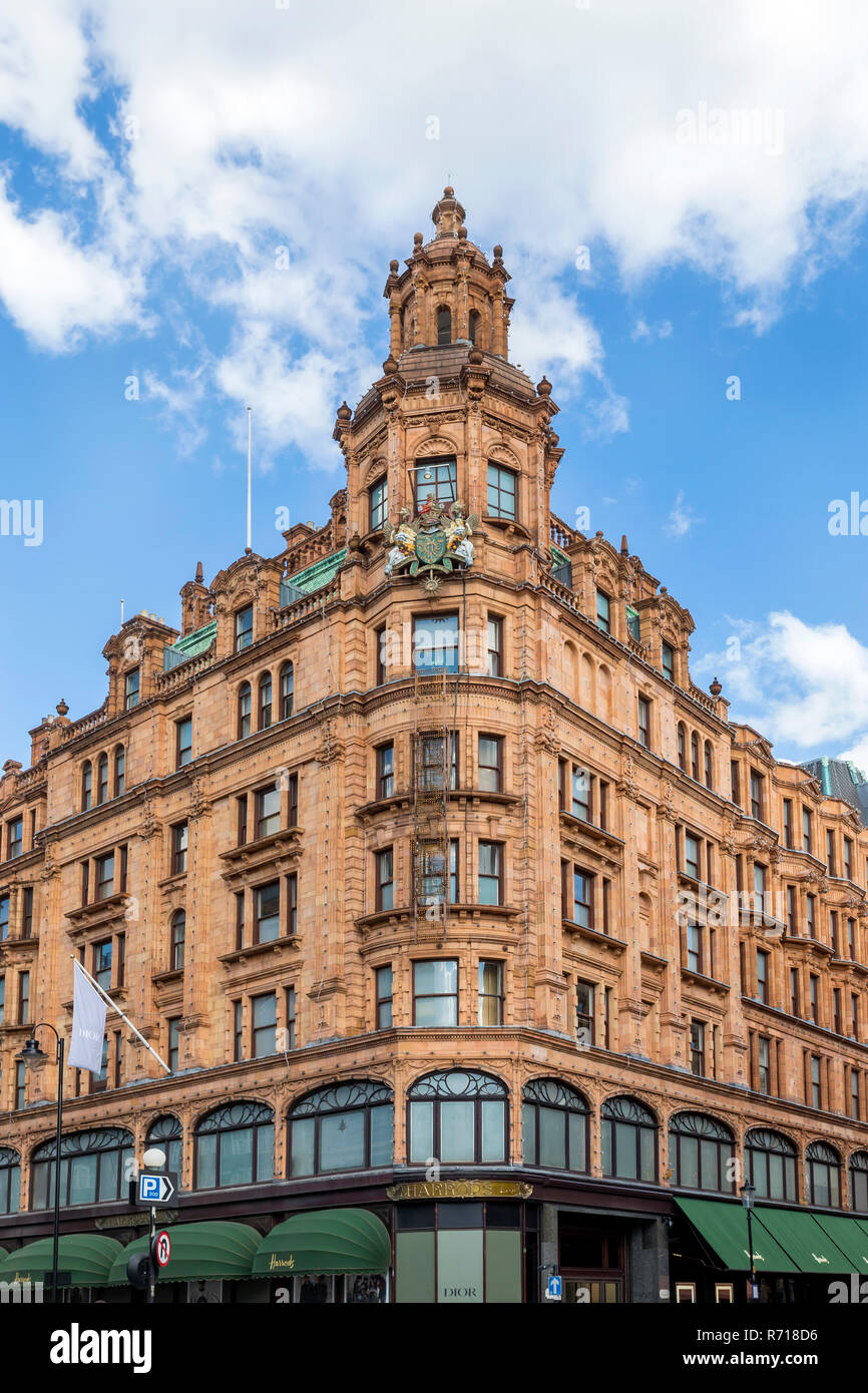 Harrods department store hi-res stock photography and images - Alamy