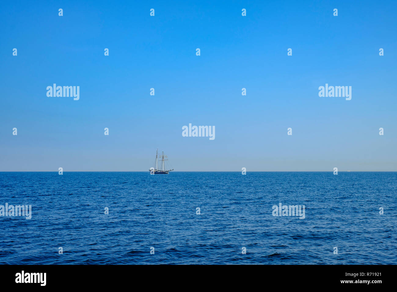 Ship over the horizon hi-res stock photography and images - Alamy