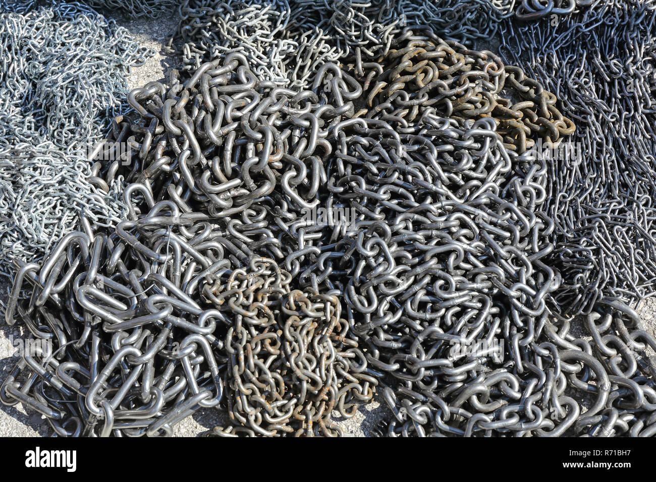 Connected chains hi-res stock photography and images - Alamy