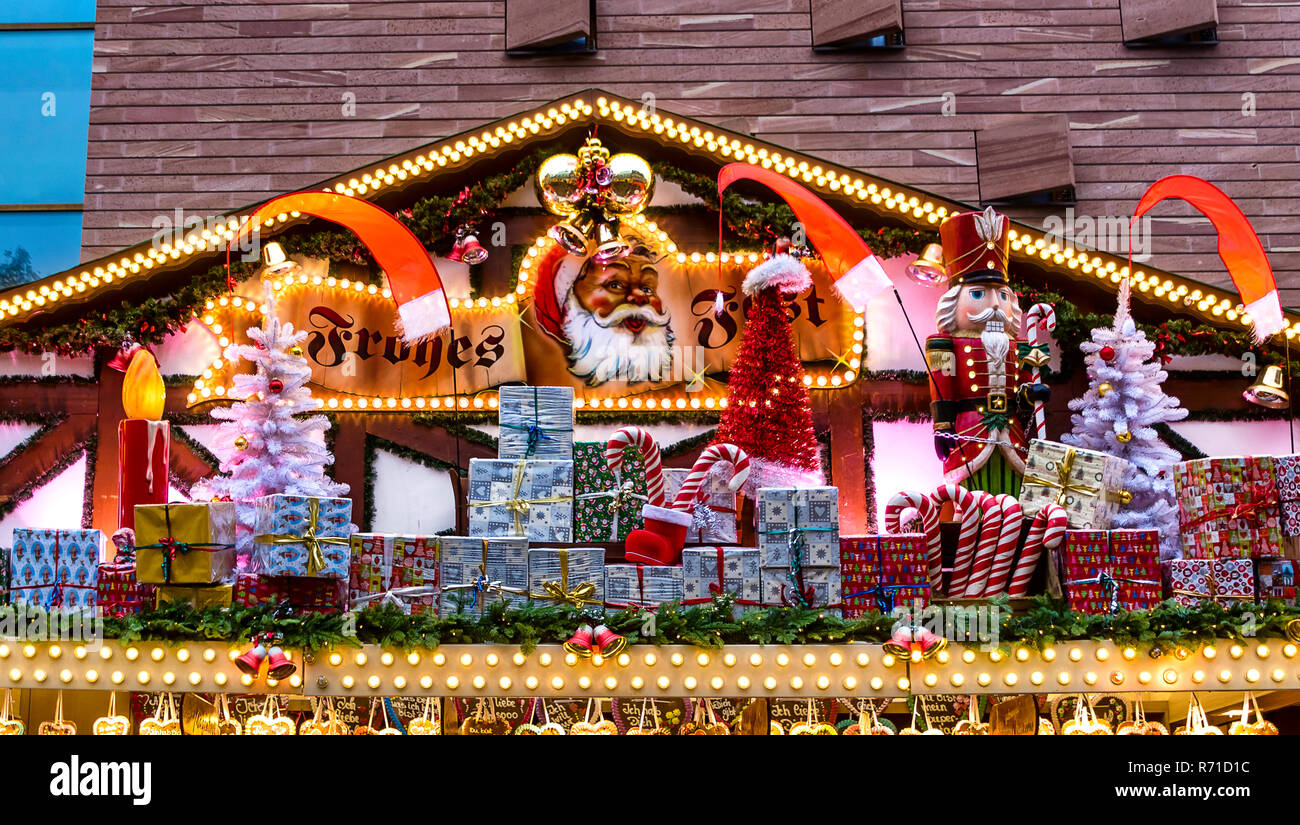 Colorfully painted Christmas booths at the Frankfurt Christmas Market ...