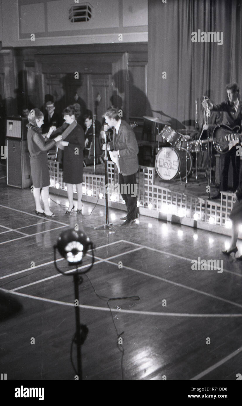 Pop music 1960s hi-res stock photography and images - Alamy