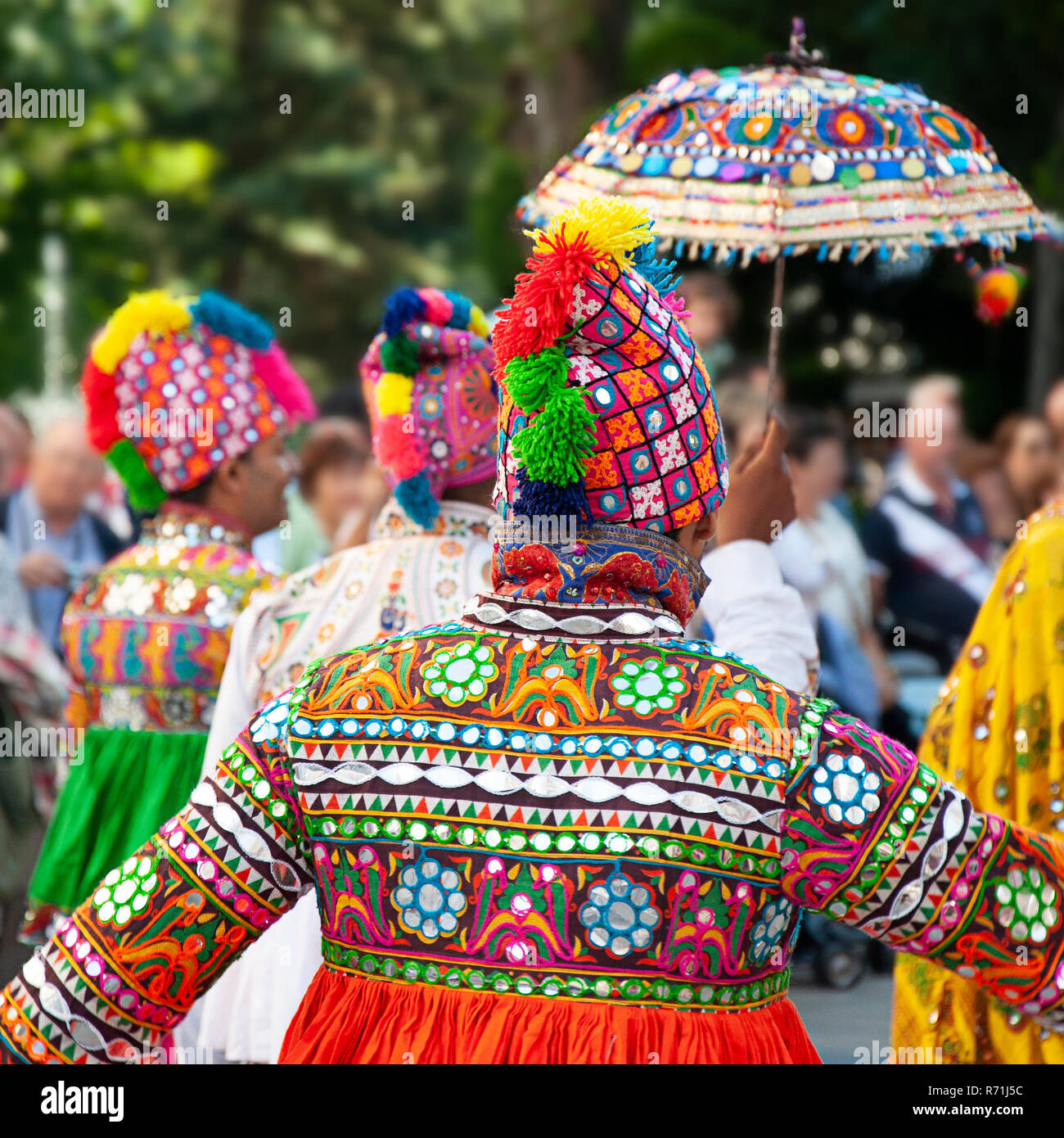 Indian dancers wearing traditional dress hi-res stock photography and ...