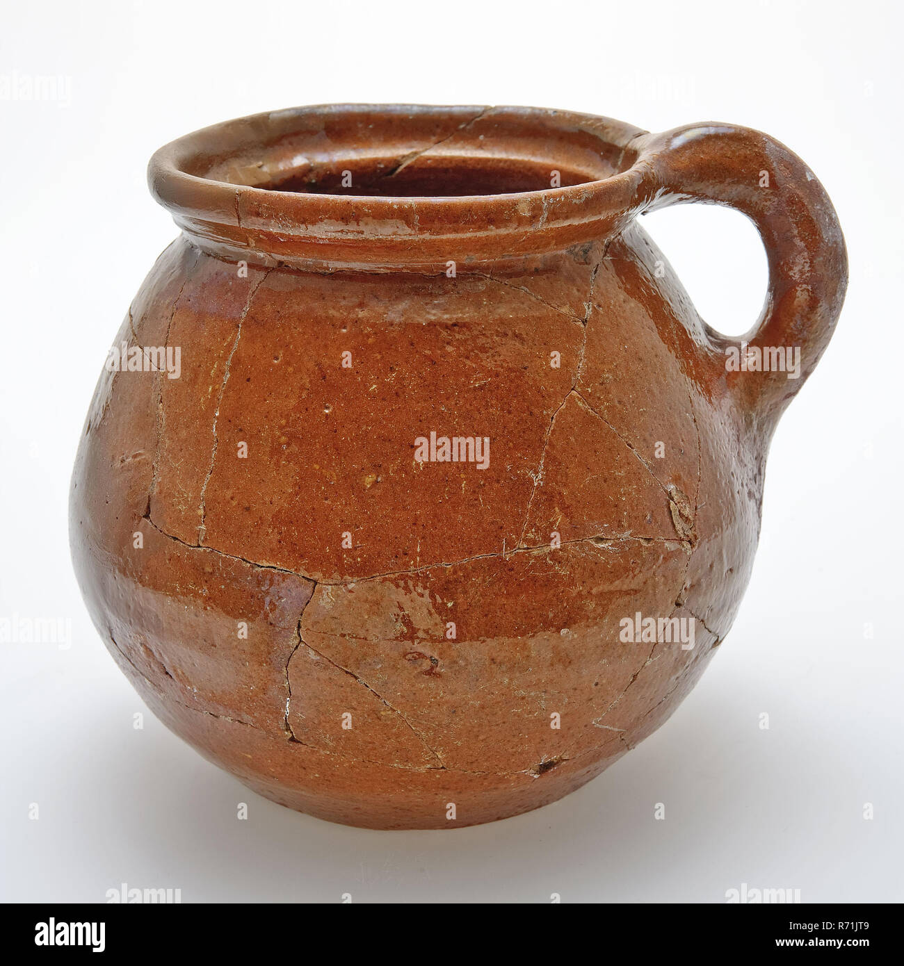 Pottery room comfort with vaulted bottom, ovoid shape with lid groove ...