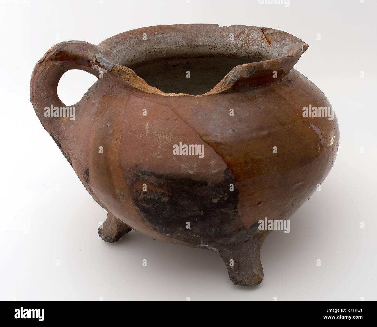 Pottery cooking jug on three legs, convex and stocky model, smooth ...