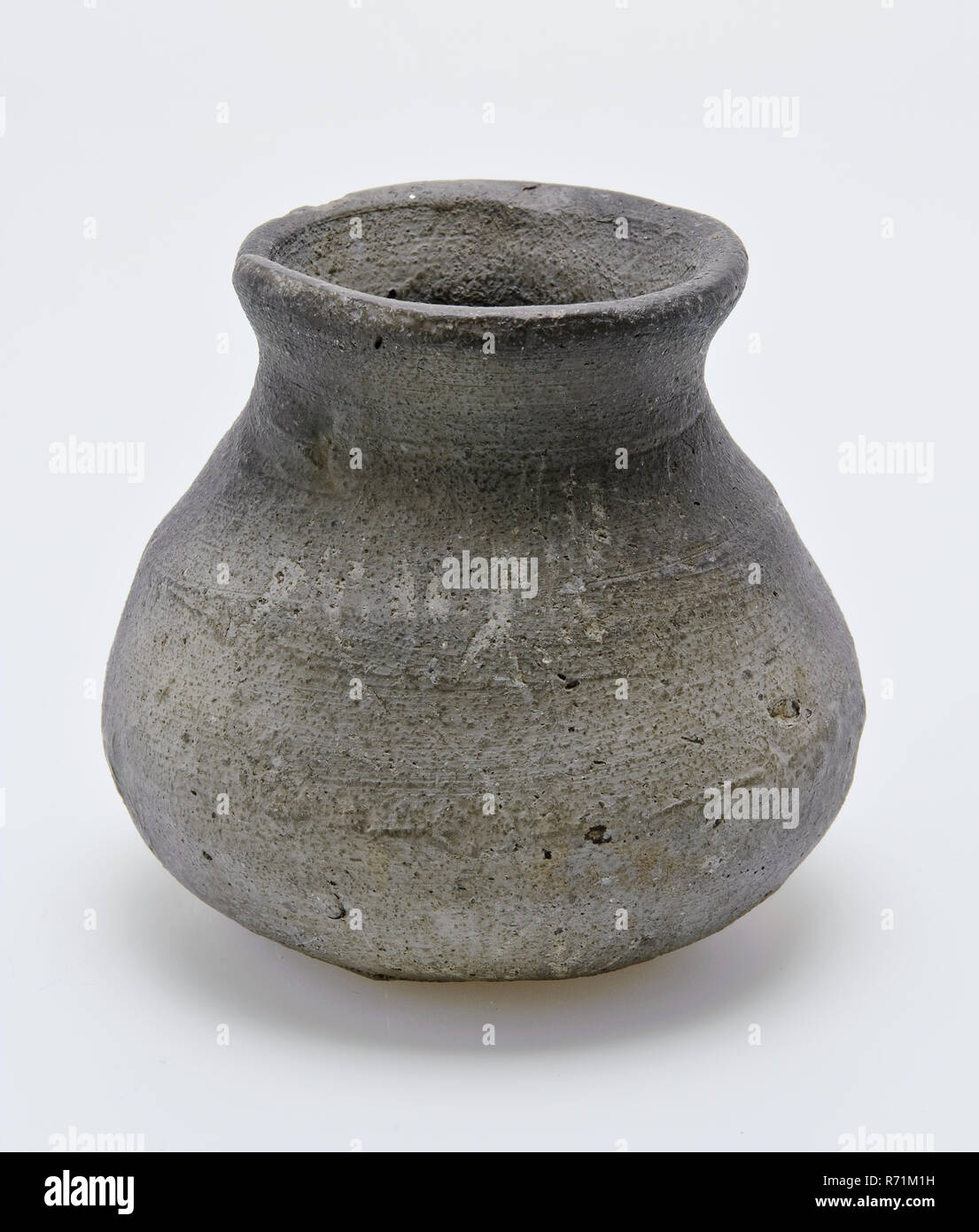 Small earthenware pot, ball pot with upright neck edge, ball pot ...
