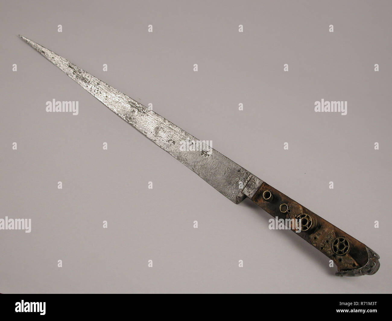 Long dagger with triangular leaves, wooden hilt with brass decoration ...