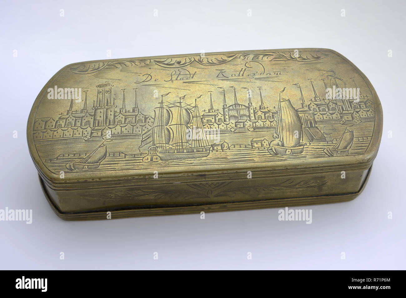 Copper tobacco box with engraved representation: city profile of ...