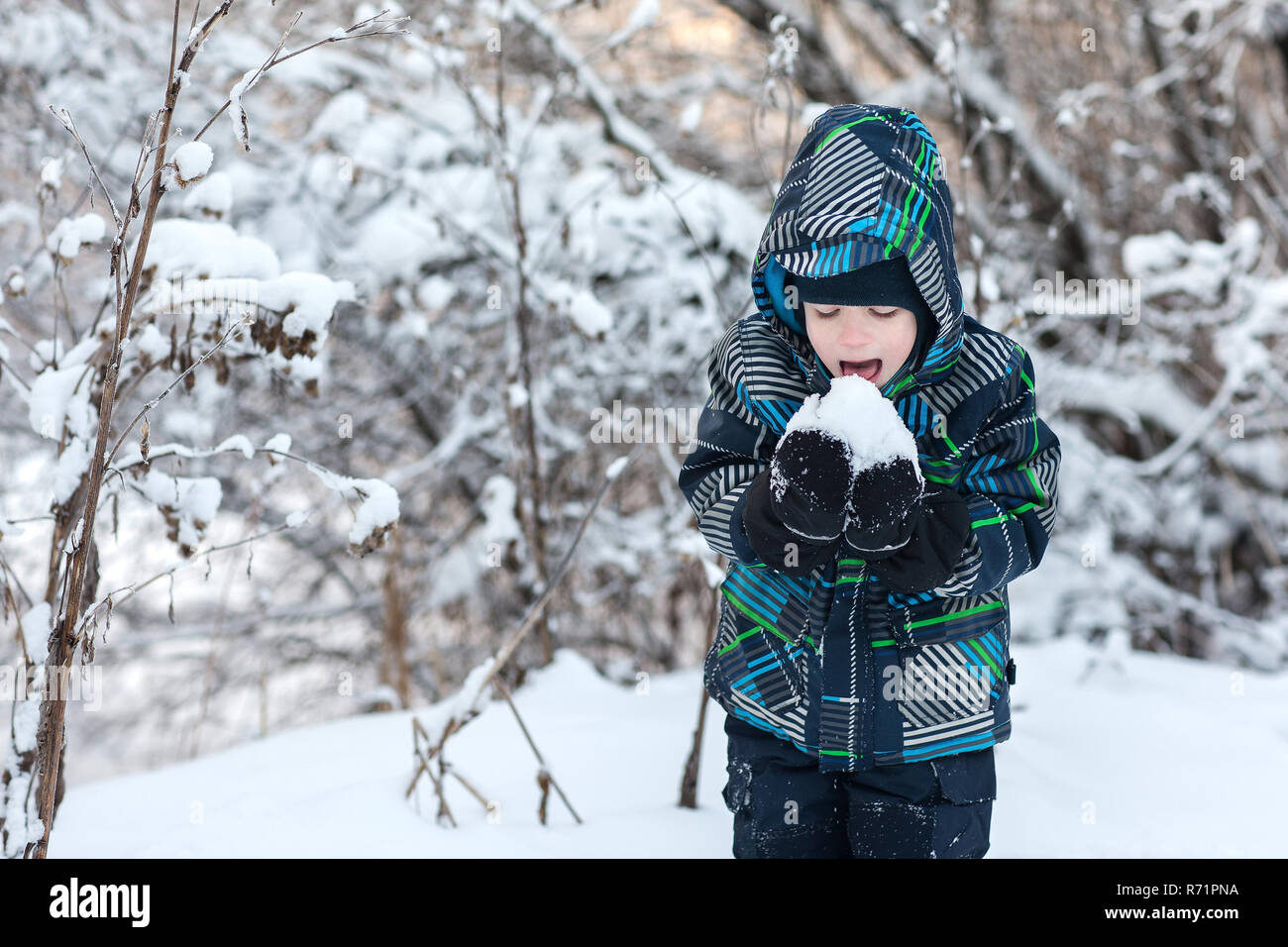 Kid eating snow hi-res stock photography and images - Alamy