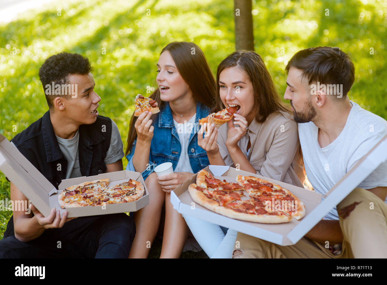 Italian friends talk hi-res stock photography and images - Alamy