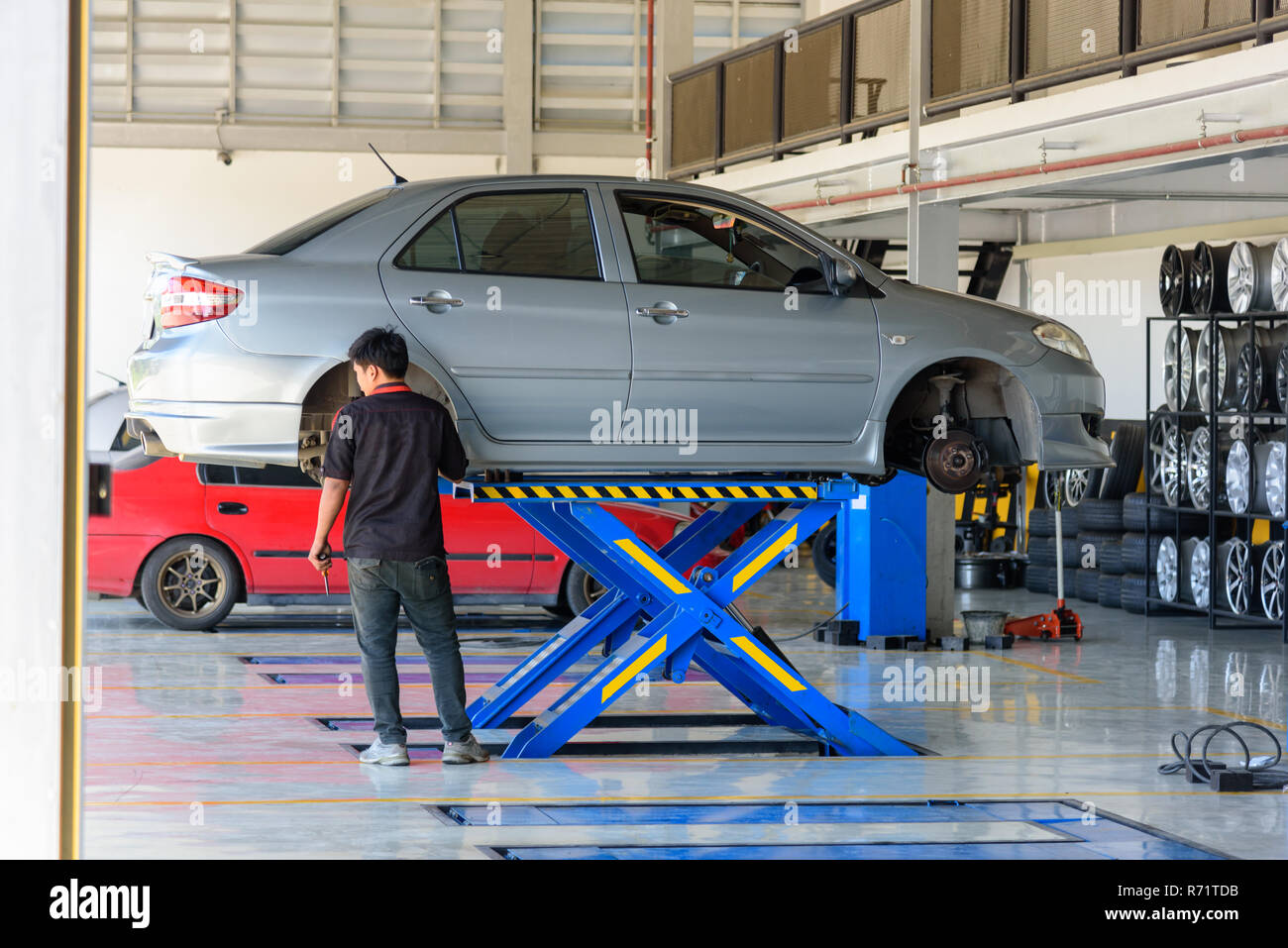 Car lifts hi-res stock photography and images - Alamy