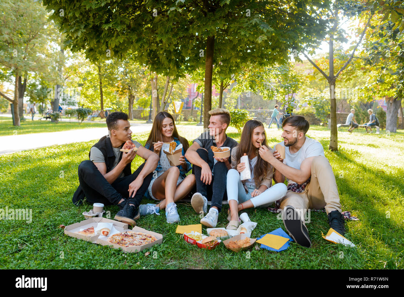 Summer weekend in the park Stock Photo - Alamy