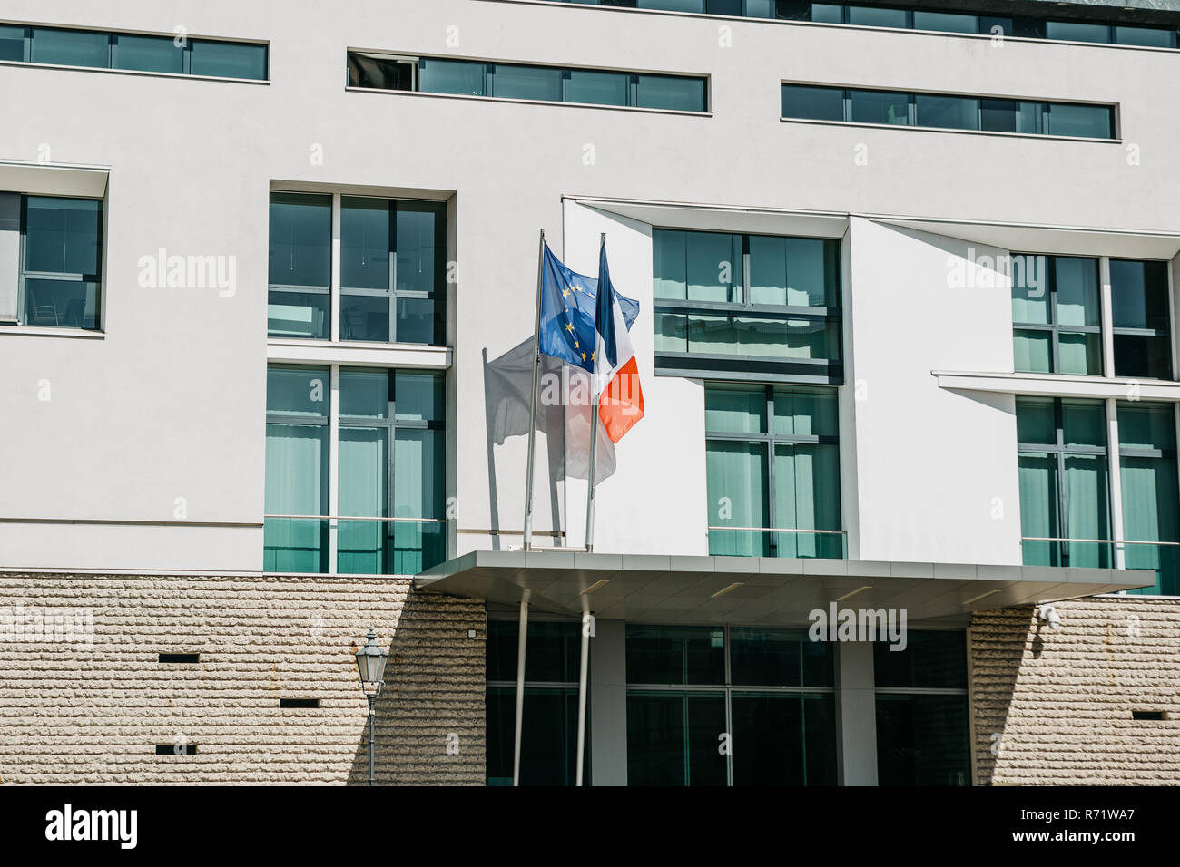 Embassy union flag hi-res stock photography and images - Alamy