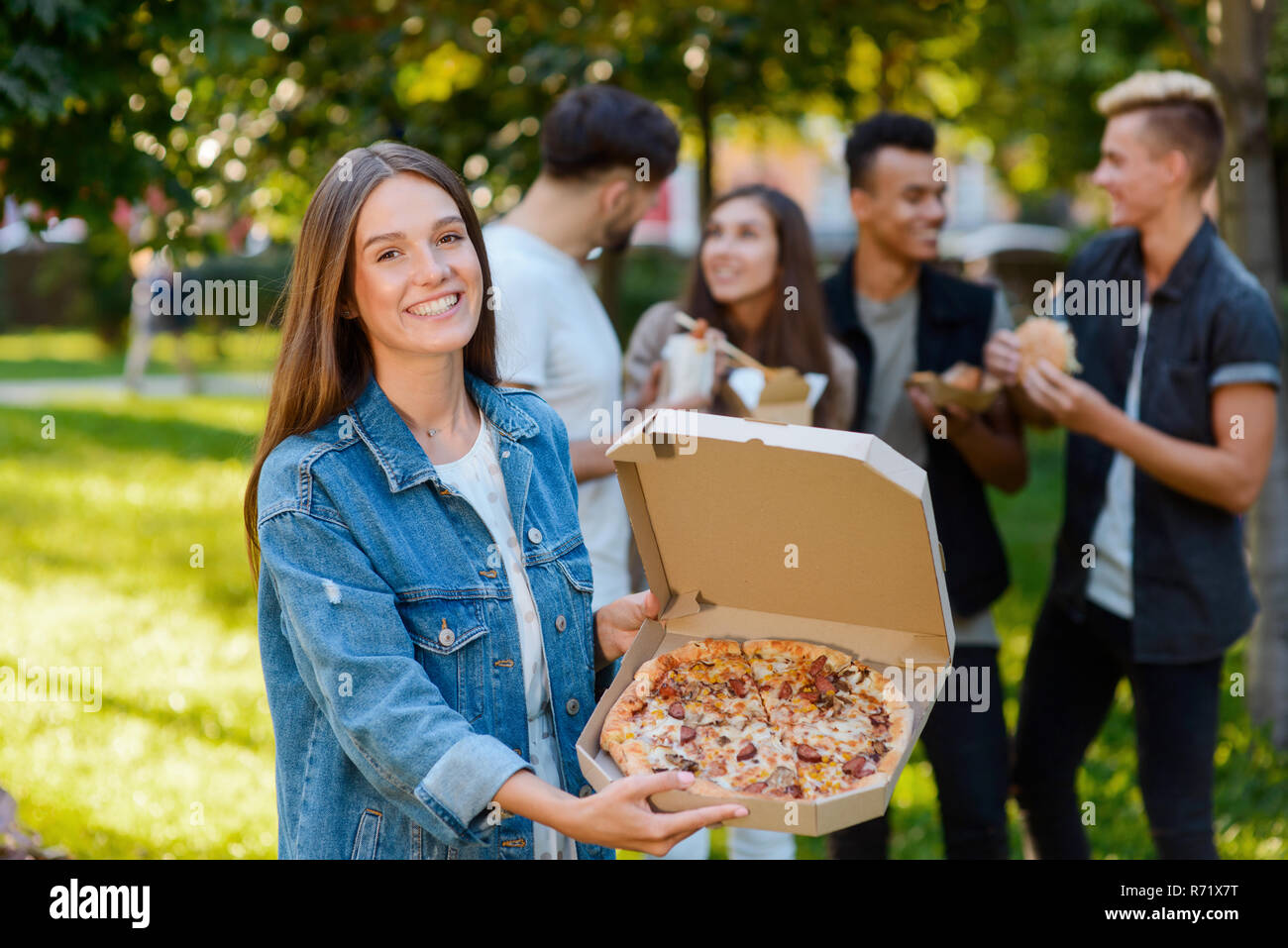 Girl pizza box hi-res stock photography and images - Alamy