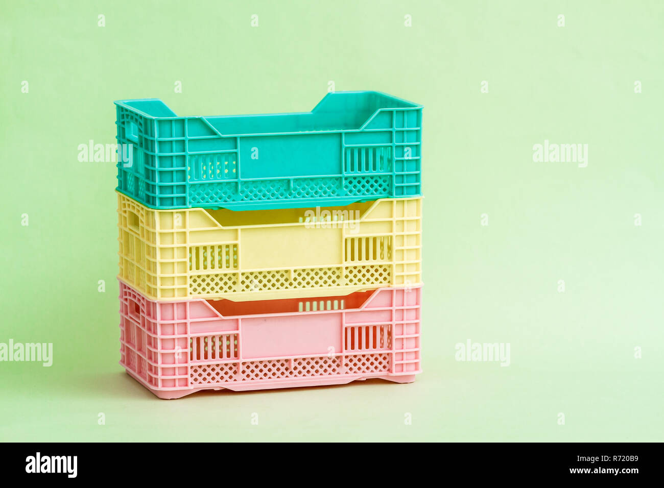 Empty boxes on vegetable and fruit market hi-res stock photography and ...