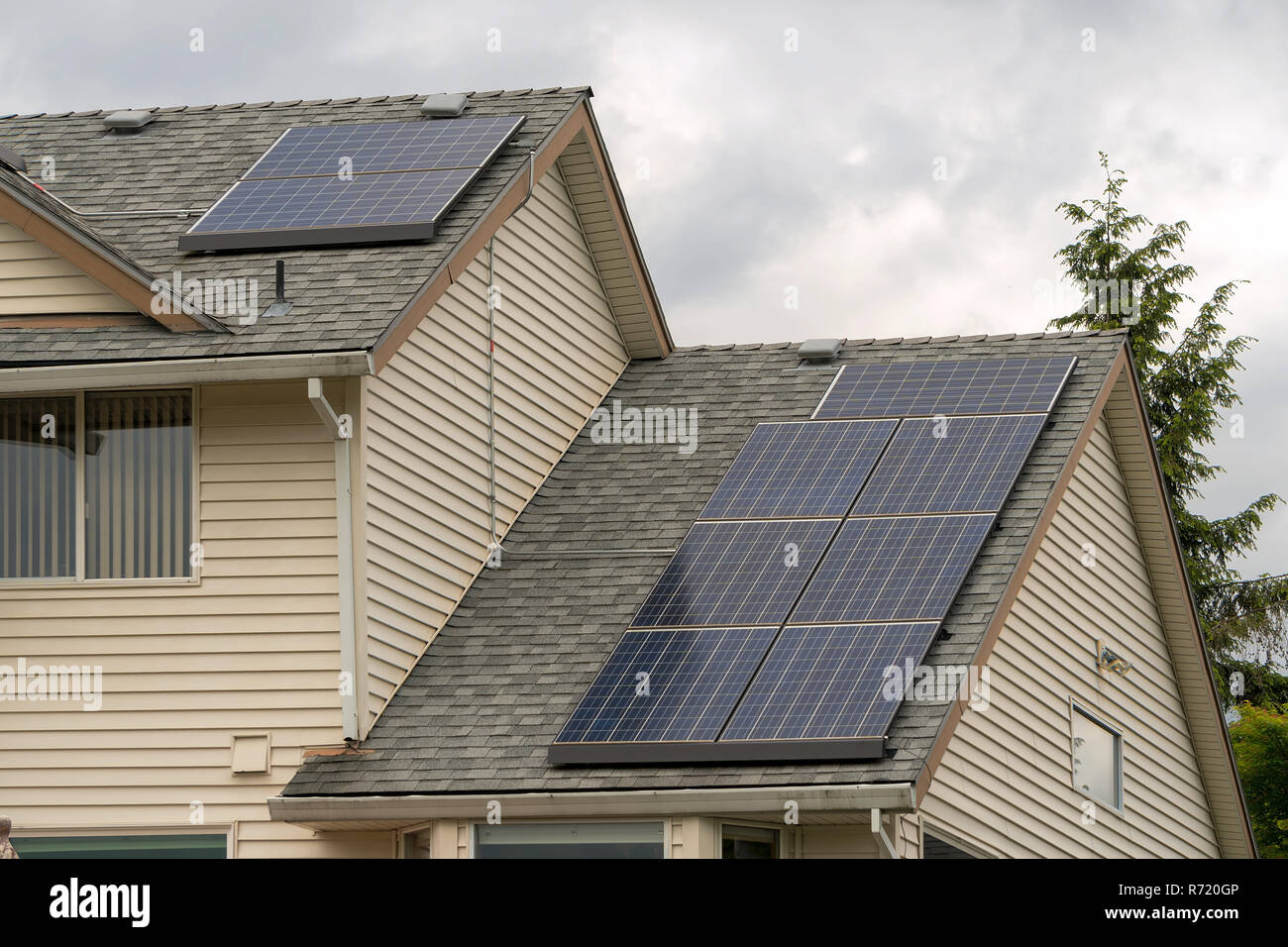 Residential Home Roof Solar Panels Stock Photo - Alamy