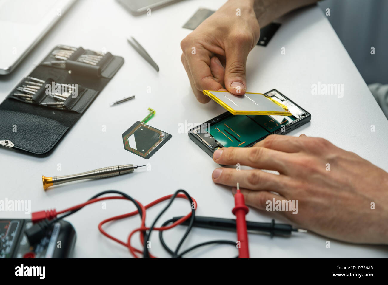 Installing new battery phone hi-res stock photography and images - Alamy