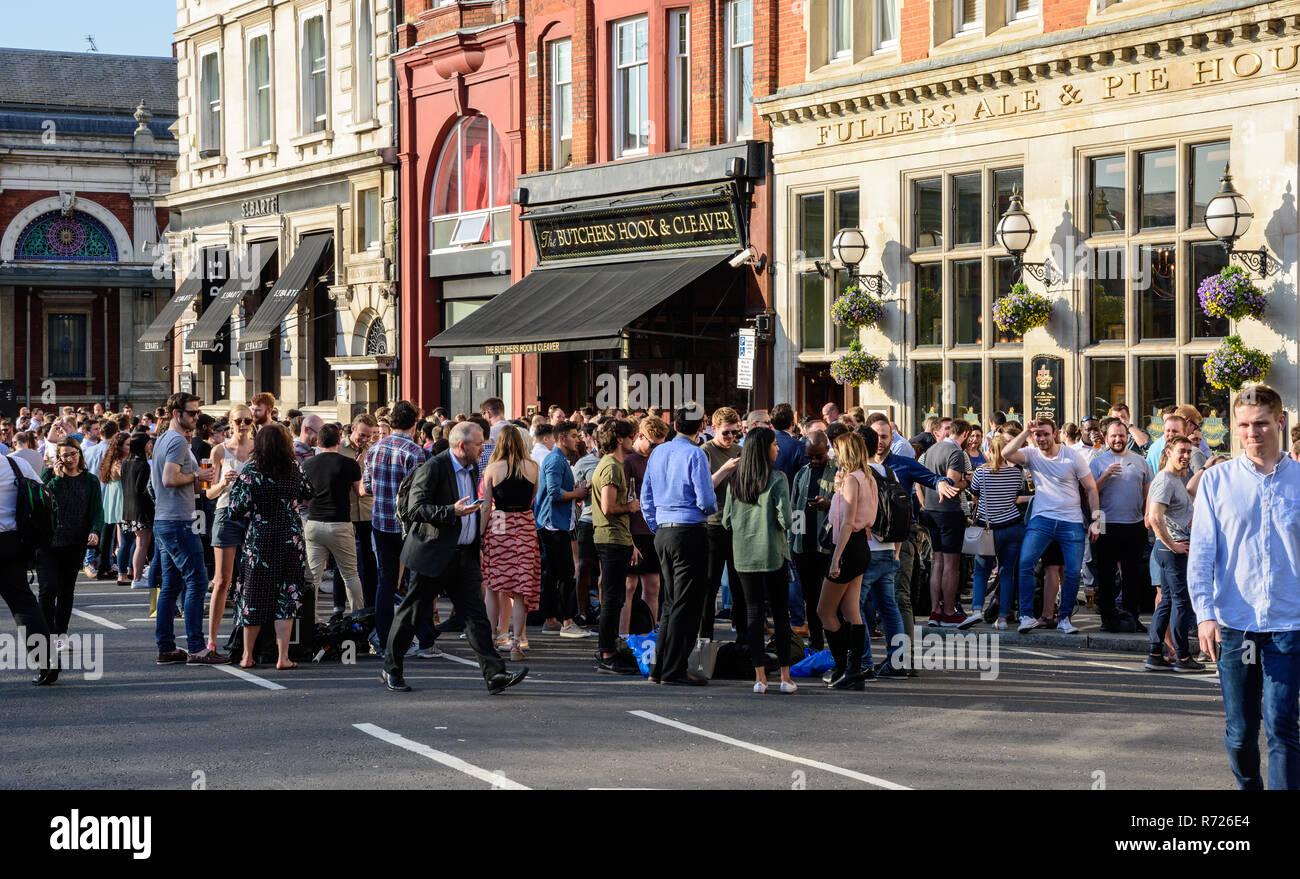 People drinking at a bar after work uk hi-res stock photography and ...