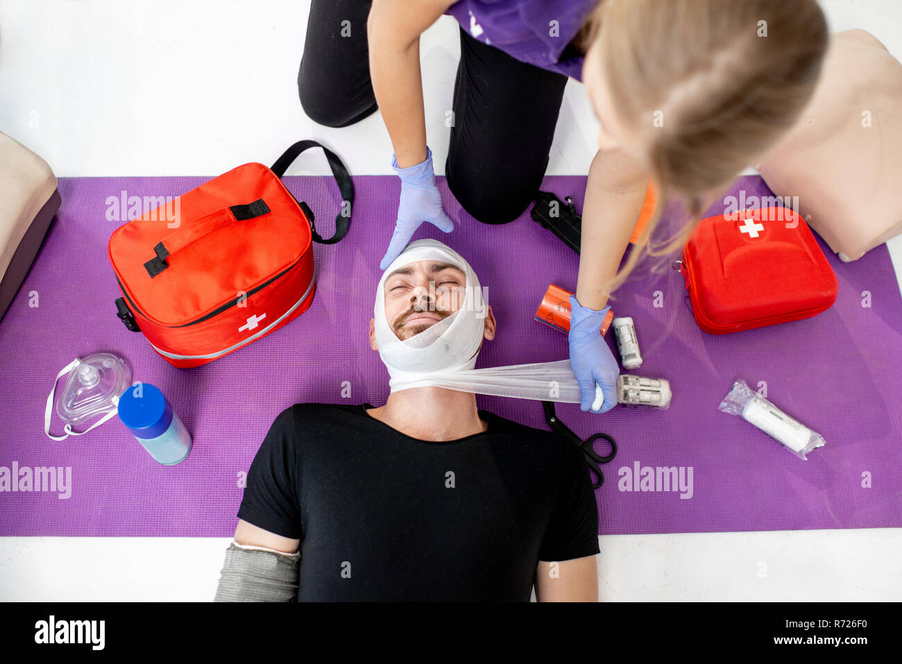 Man head bandaged hi-res stock photography and images - Alamy