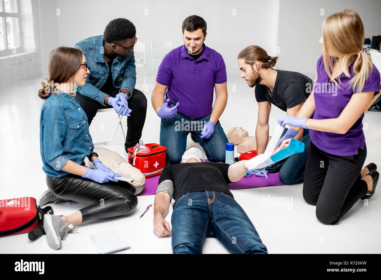 Injury first aid hi-res stock photography and images - Alamy