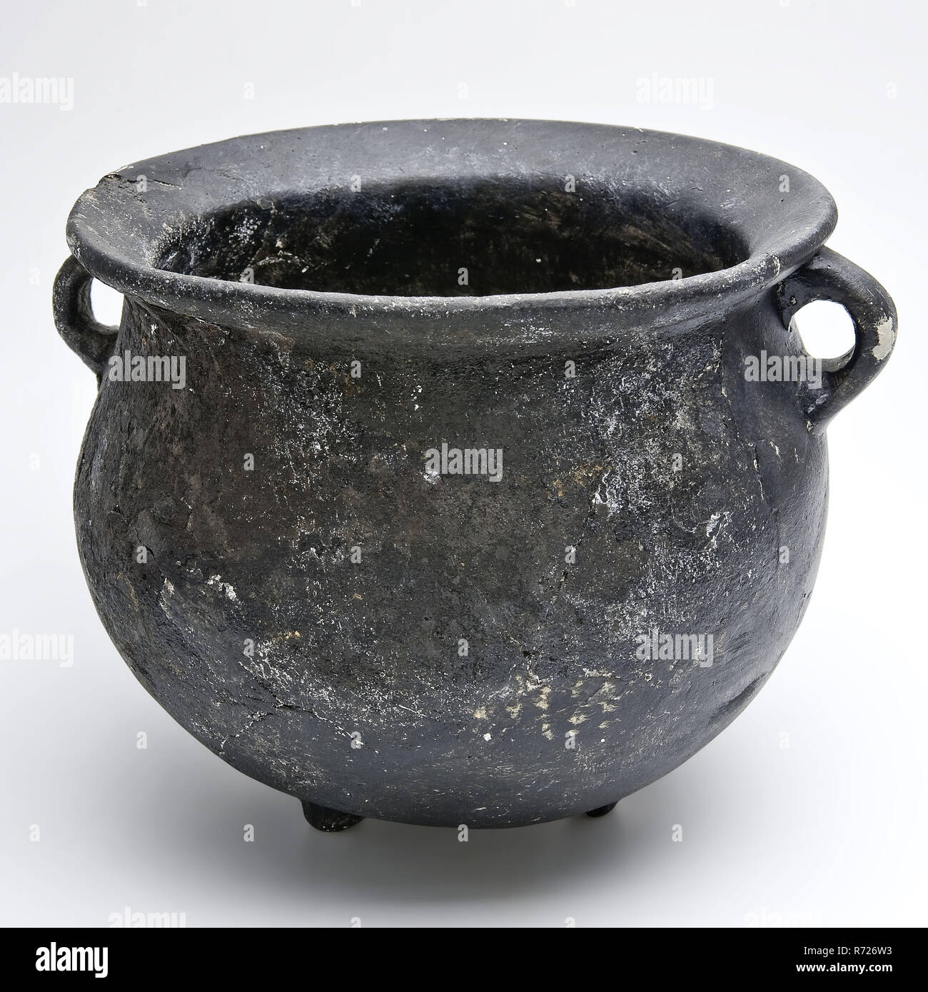 Black polished indigenous pottery hi-res stock photography and images ...