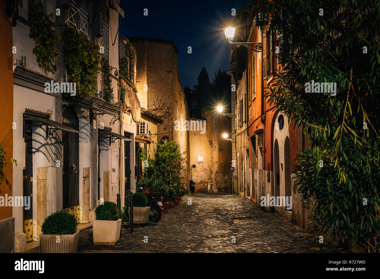 Via della Paglia at night, in Trastevere, Rome, Italy Stock Photo - Alamy