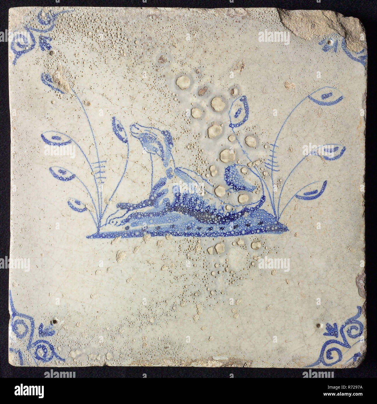 Animal tile, lying dog to the left on plot, in blue on white, corner ...