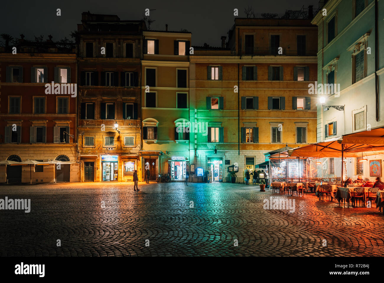 Piazza di Santa Maria, in Trastevere, Rome, Italy Stock Photo - Alamy
