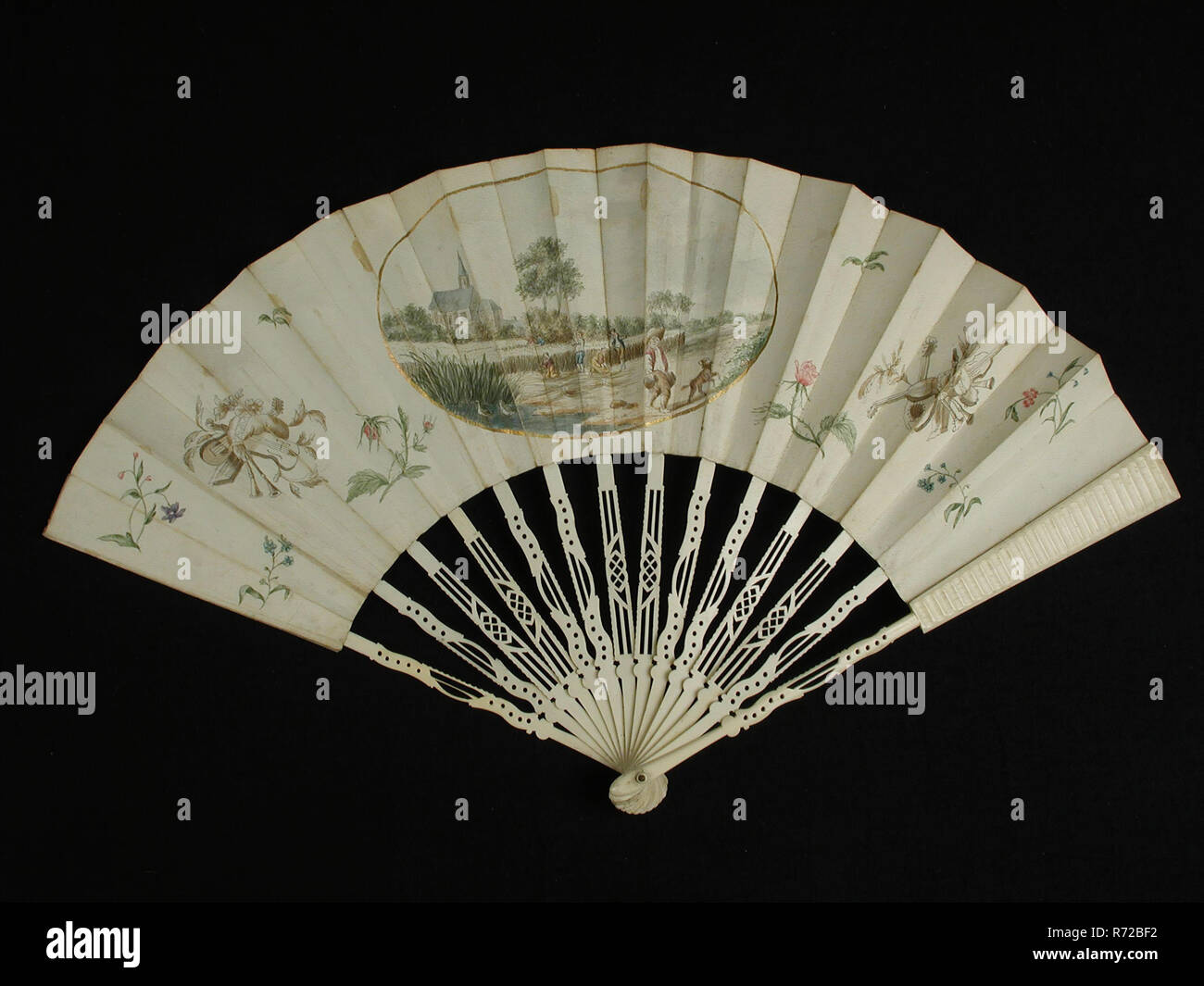 Gold oval church hi-res stock photography and images - Alamy